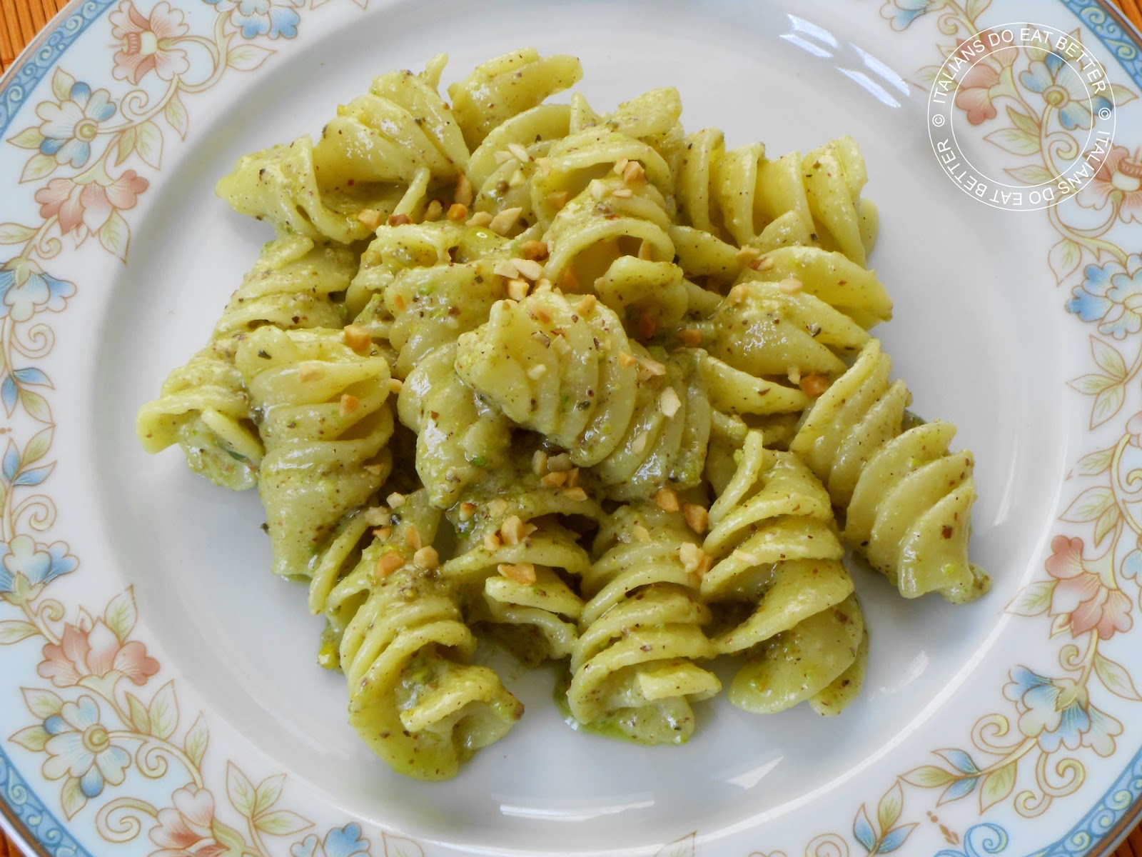 FUSILLONI AL PESTO DI PISTACCHI - ITALIANS DO EAT BETTER