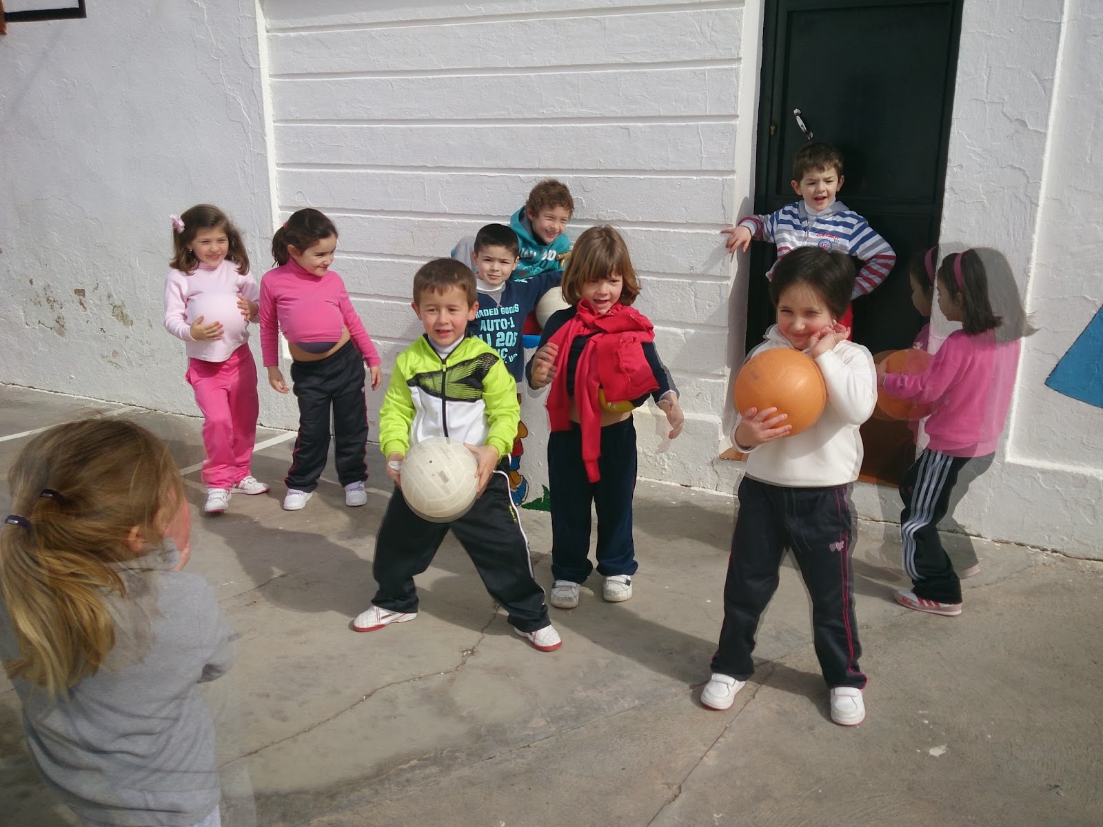 La pelota mareada ( clase de Nieves ).: JUGANDO CON LAS PELOTAS