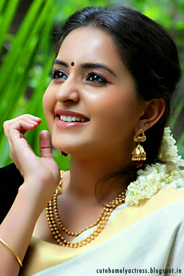 LOVELY NATURAL SMILE AND ORIGINAL KERALA TRADITION LOOK BHAMA MALAYALAM FILM ACTRESS STILLS ...