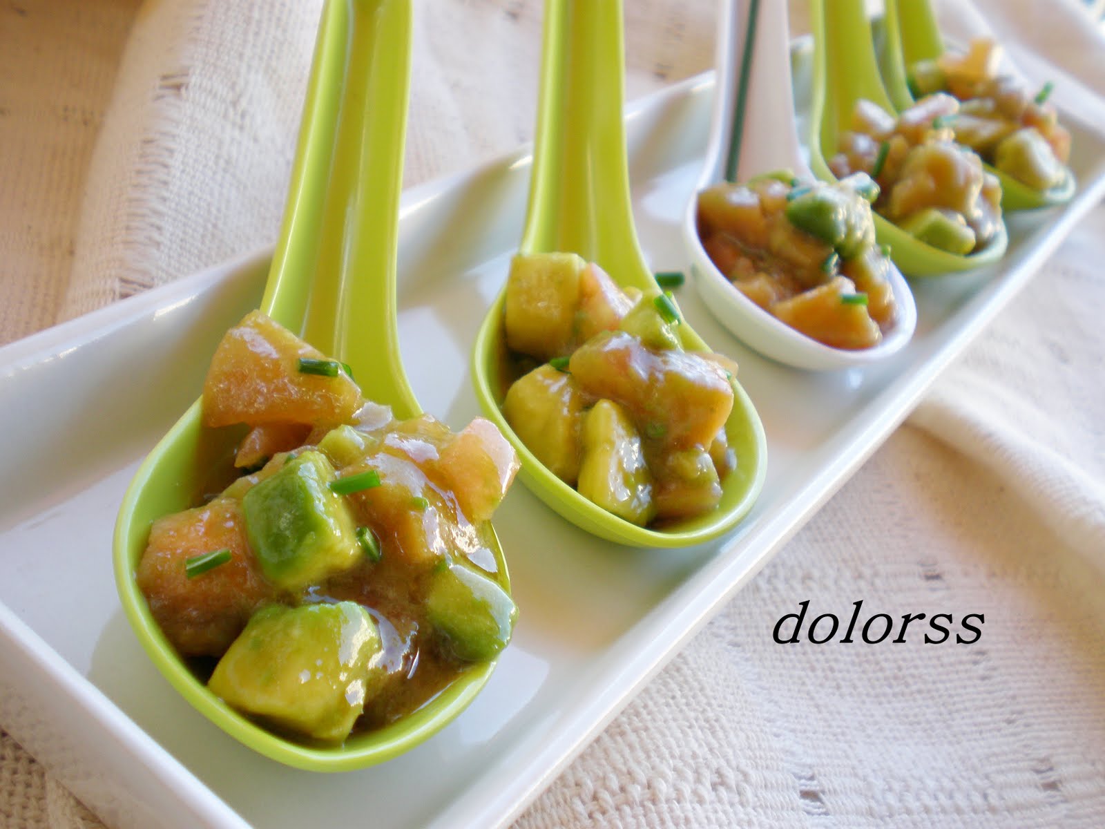 Blog de cuina de la dolorss: Cucharilla de tomate, salmón y aguacate