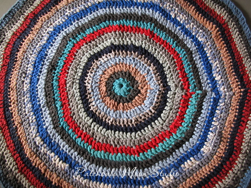 Patchouli Moon Studio: Crocheted Tee-Shirt Rugs