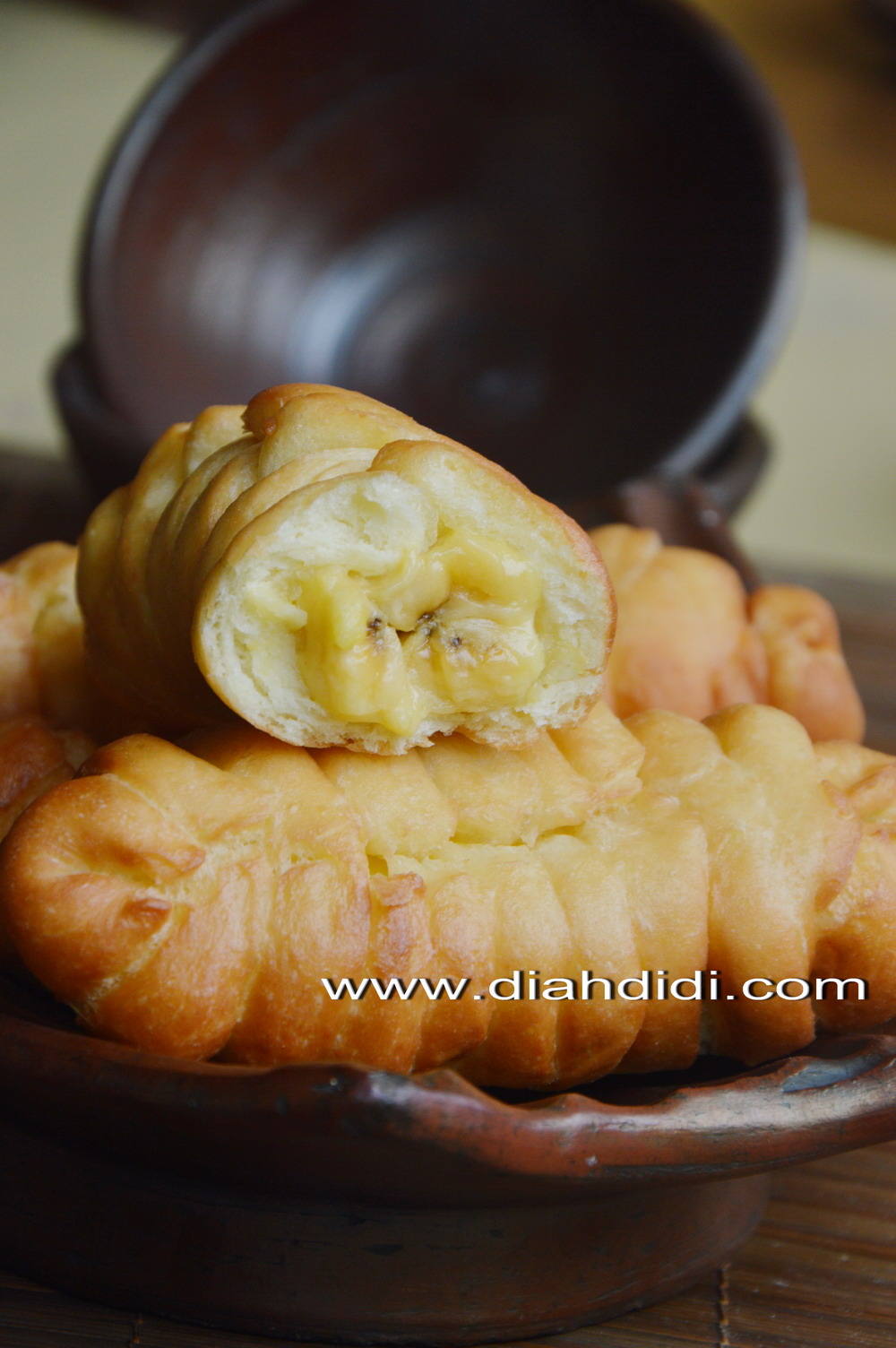 Diah Didi's Kitchen: Roti Kepang Goreng Isi Pisang...Yummy dan Lembut ...