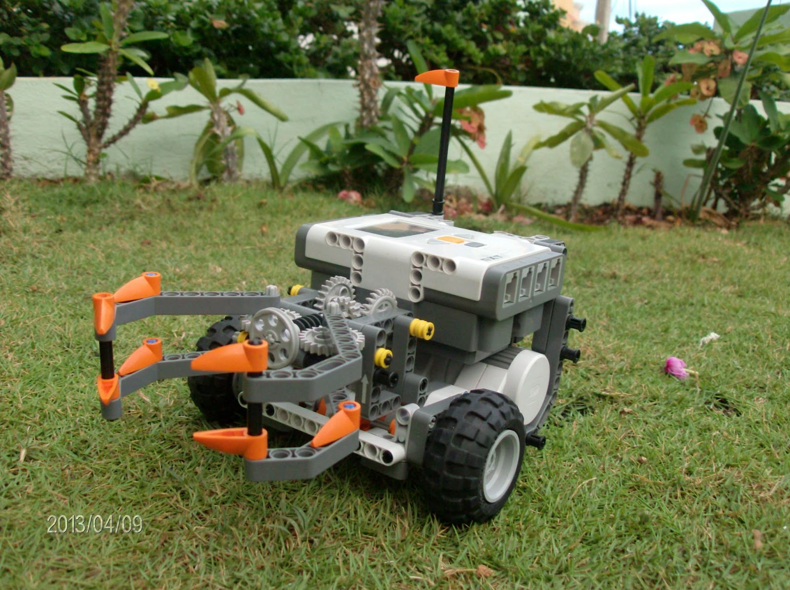 Aula Robótica Dominicana: Lego NXT robot holds and lifts.