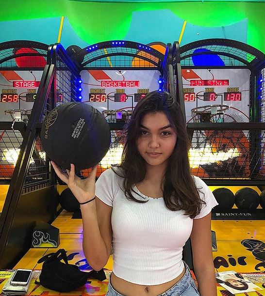 Pesona Caitlin Lewis Pemain Hit N Run Movie Berdarah Inggris - dominoqq ...