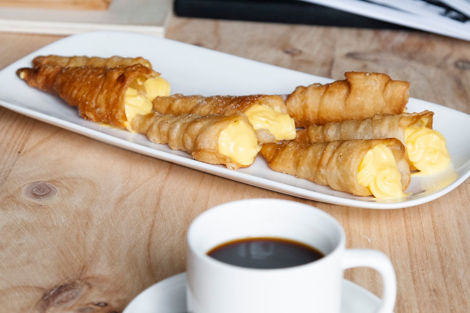 Cañitas fritas con crema pastelera