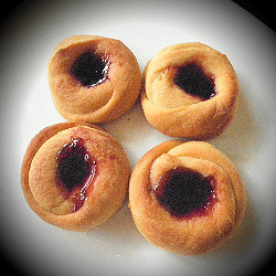 TREAT & TRICK: JAM FILLED BUNS