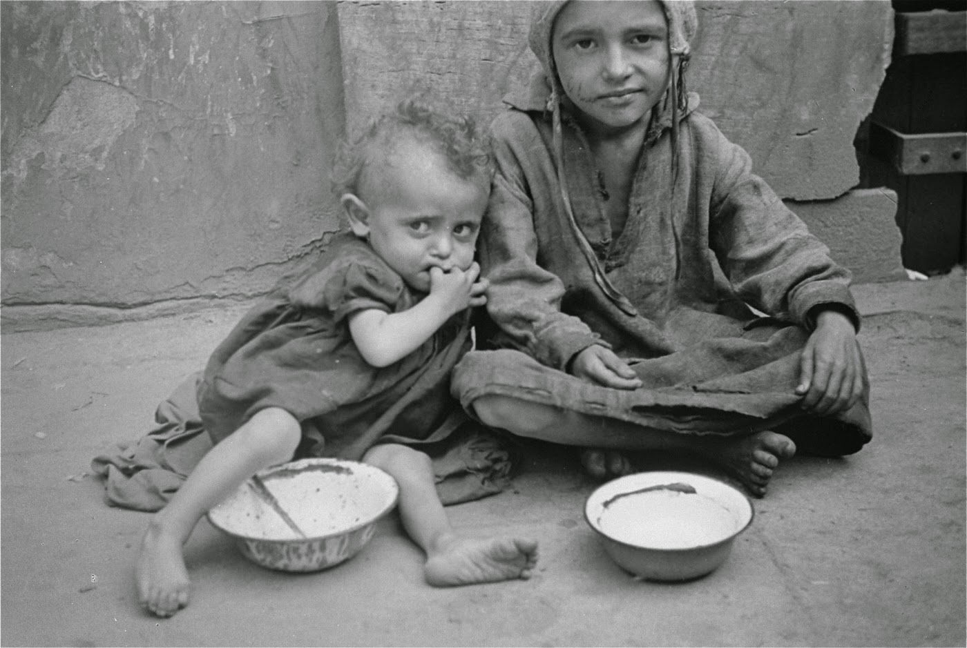 45 Astonishing Vintage Photos That Capture Daily Life in the Ghetto of ...