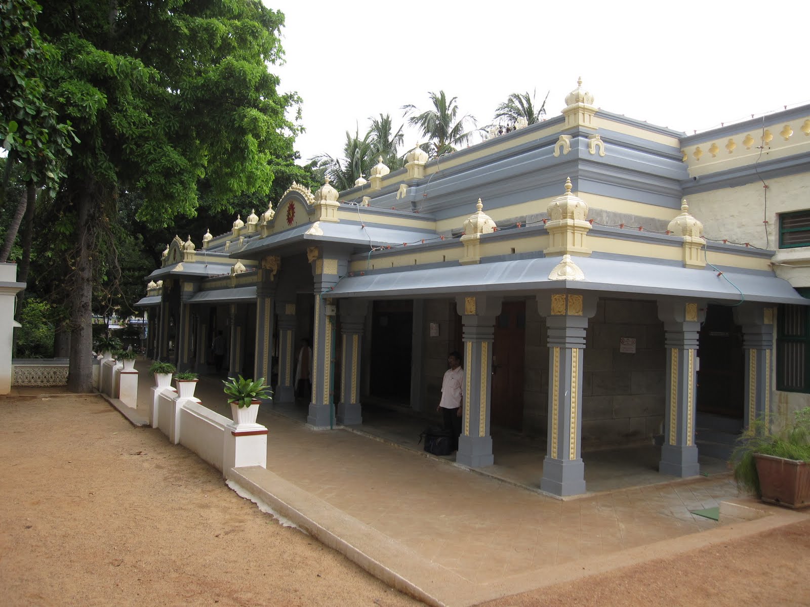The Sri Bhagavan Ramana Maharshi Ashram in Tiruvannamalai | Path to Yoga
