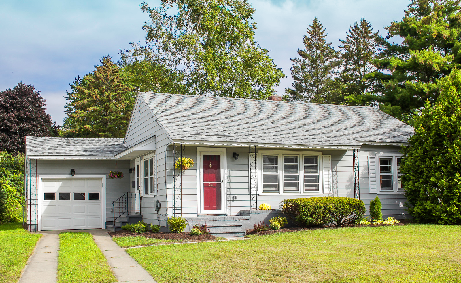 Vermont Dwellings: Impeccably Maintained Delightful Ranch-Style Home