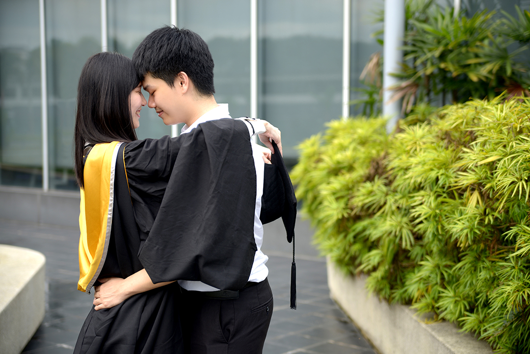 Flame Graduation Photography Studio: Graduation Convocation Family ...