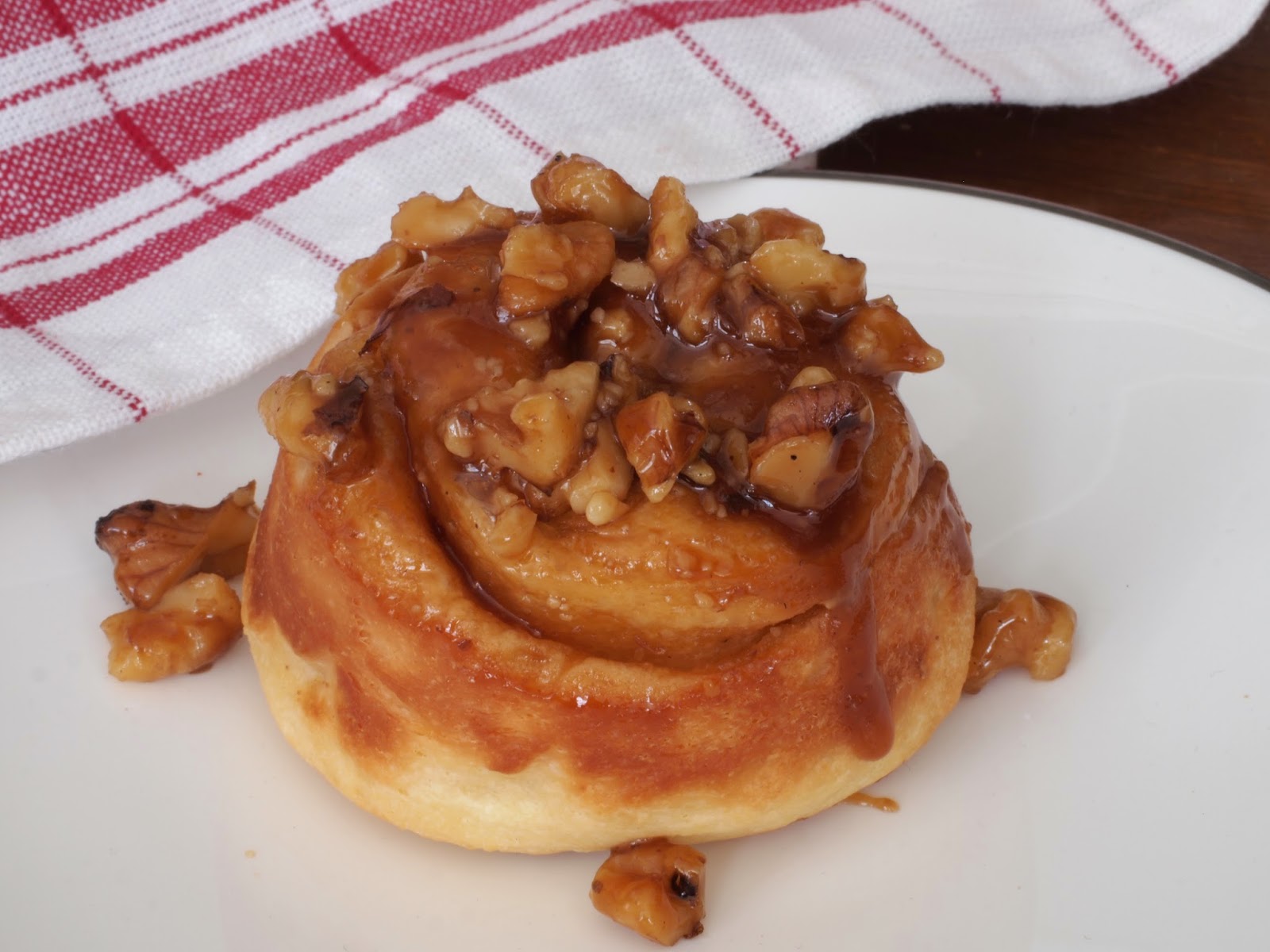MAPLE-WALNUT STICKY BUNS a la GESINE CONFECTIONARY (no refined sugar)
