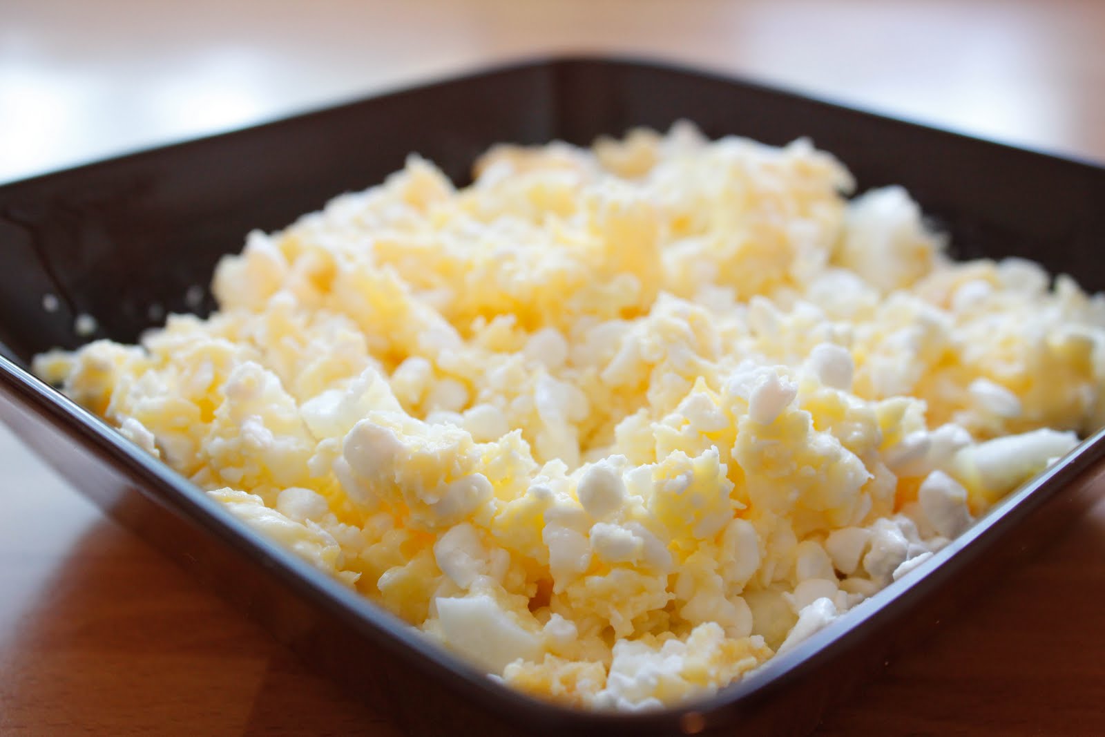 Pullan paikka: Karjalanpiirakat ja raejuustolla kevennetty munavoi