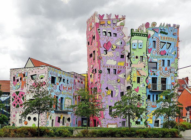 The Happy Rizzi House (17 pics)