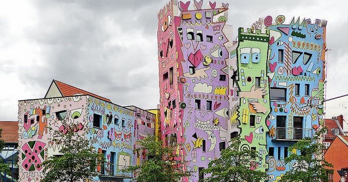 The Happy Rizzi House (17 pics)