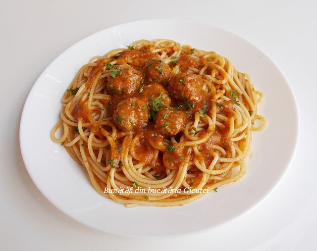 Spaghete cu pui si suc de rosii - Bunătăți din bucătăria Gicuței