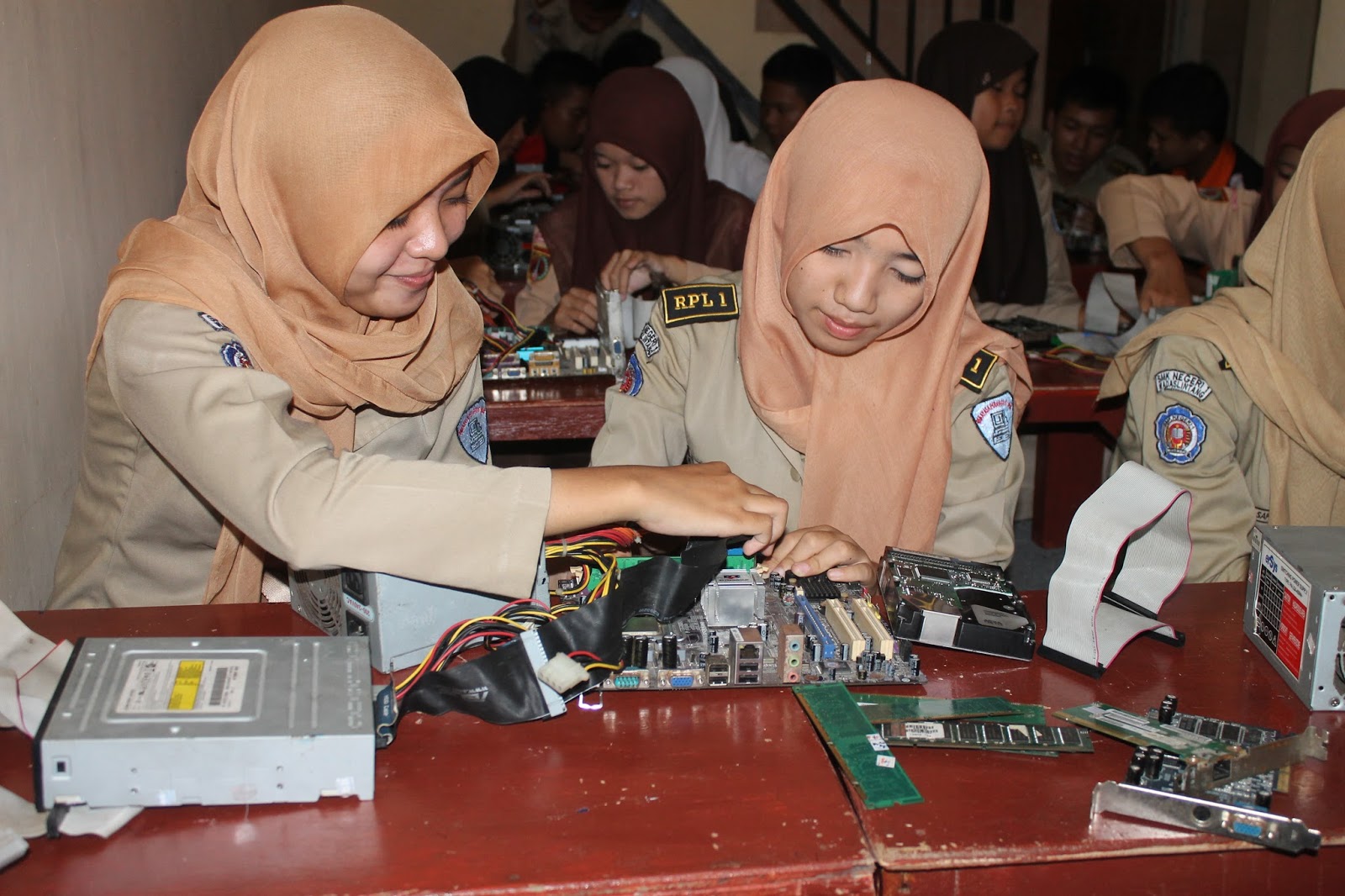 ini dia foto foto keserius siswa SMK N 1 Wadaslintang PKL di MK Computer Kebumen - Tempat PKL ...