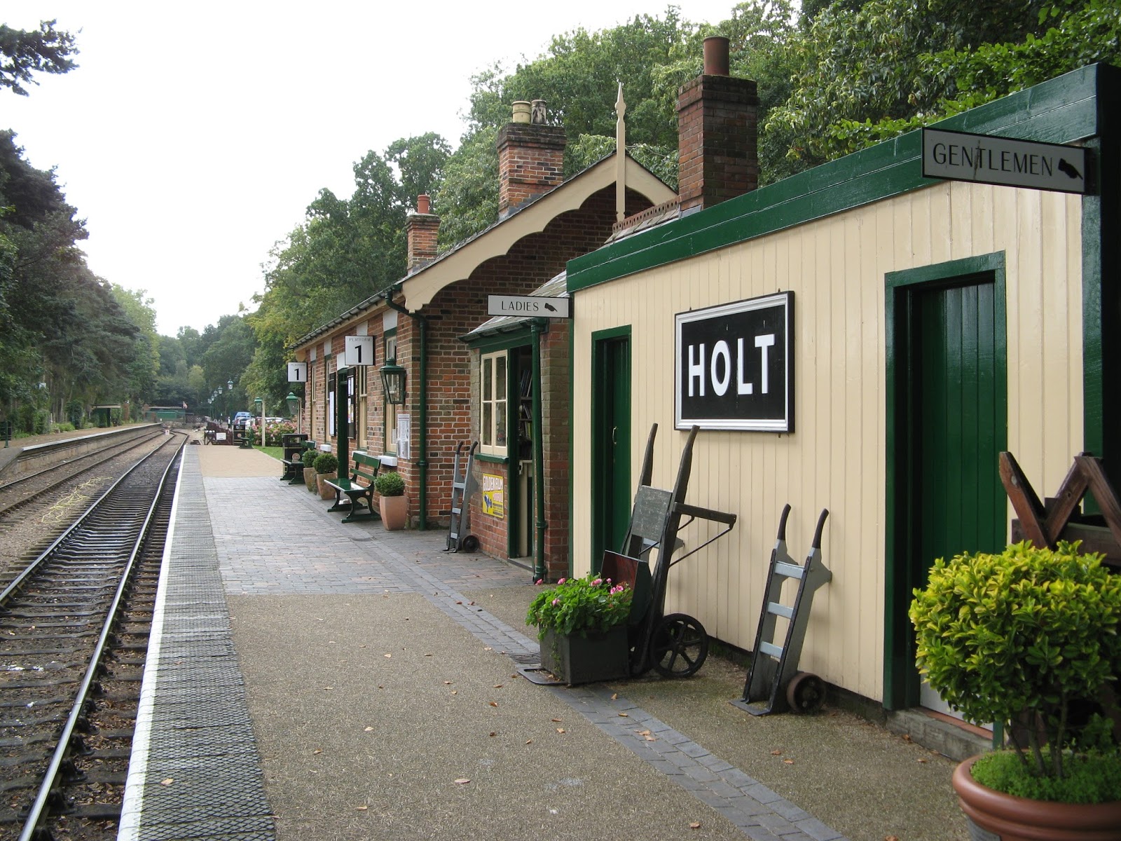 Steam Memories: Holt Station North Norfolk Railway and 9F 92203 Black ...
