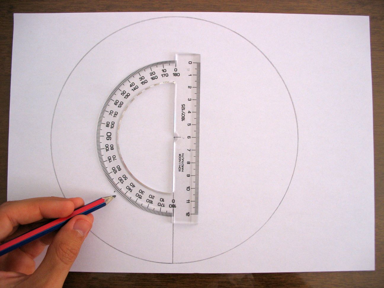 Cercul de stele: Un cadran solar orizontal din hârtie