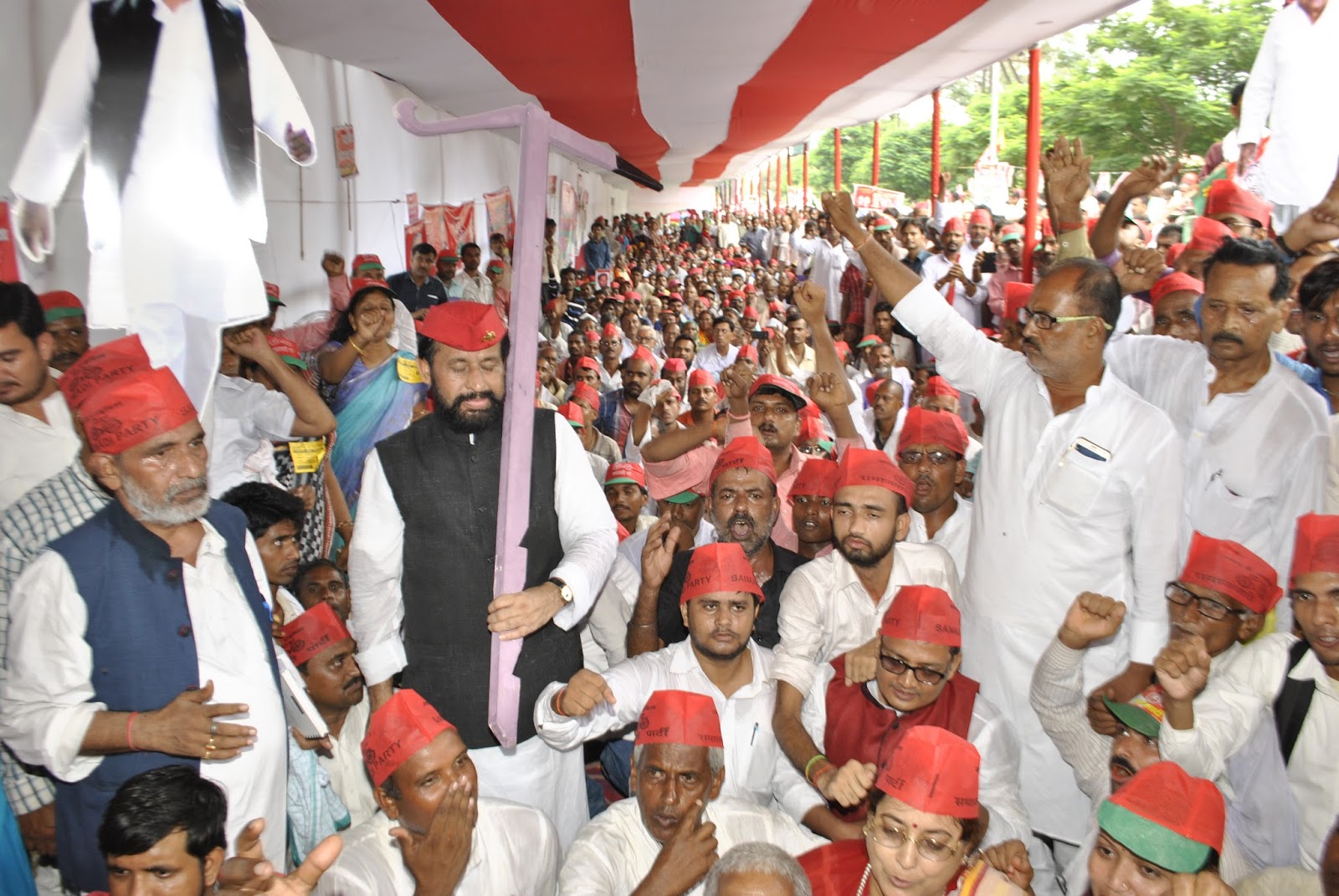 View Patna: Samajwadi Party workers take out rally