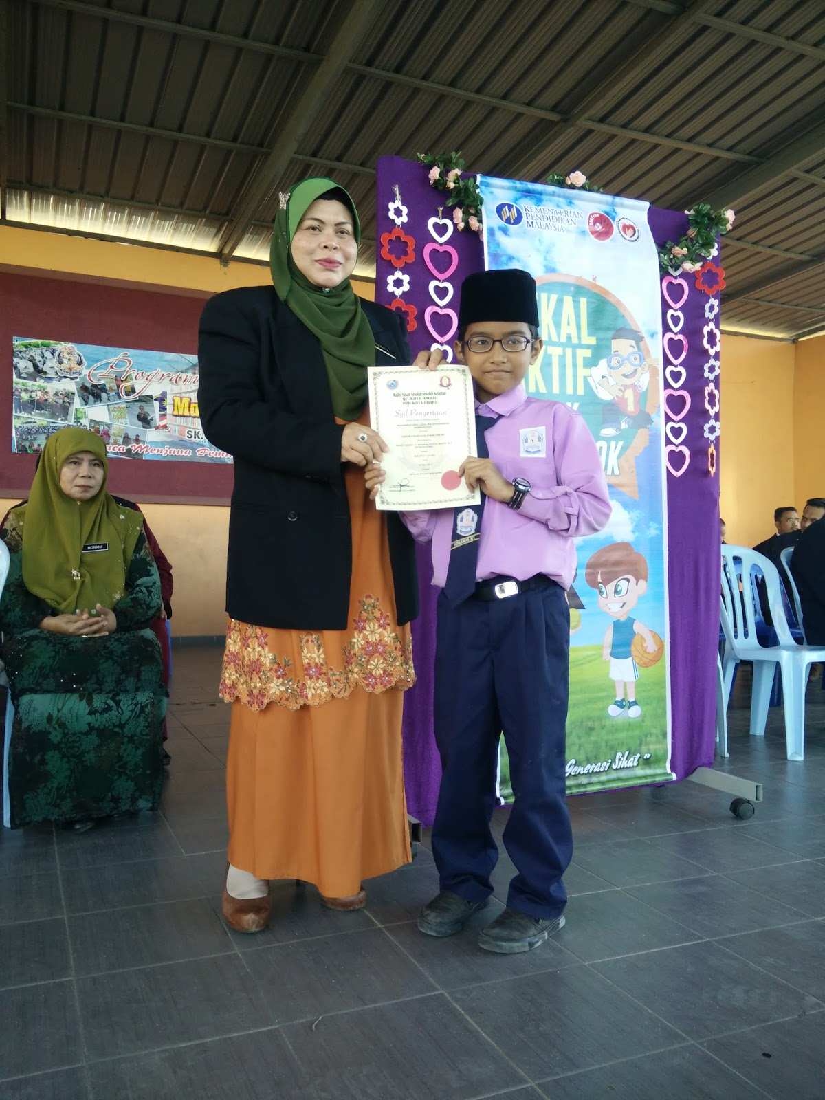 PORTAL RASMI SKKK1: PENYAMPAIAN HADIAH DAN CENDERAHATI