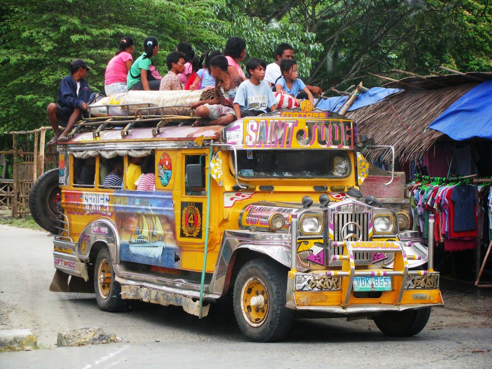 El Blog de Test del Ayer: Papa Francisco y el Papamovil Jeepney en ...