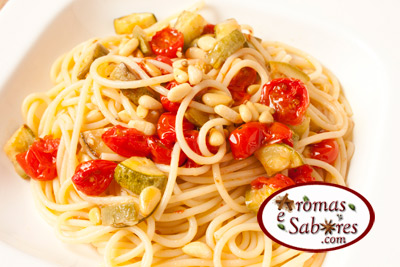 Aromas e Sabores: Massa com abobrinha, tomates confit e pignoles e ...