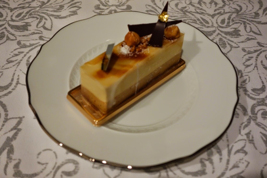 My eating life in Tokyo: Nice oblong cakes of KOBE KITANO HOTEL