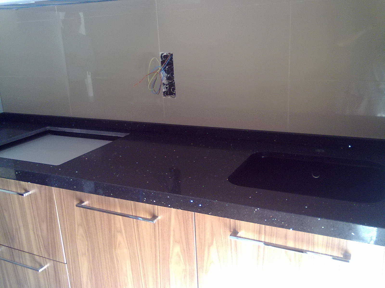 MARMOLES VEDAT, S.L.U.: MONTAJE ENCIMERA COMPAC QUARTZ AZABACHE.