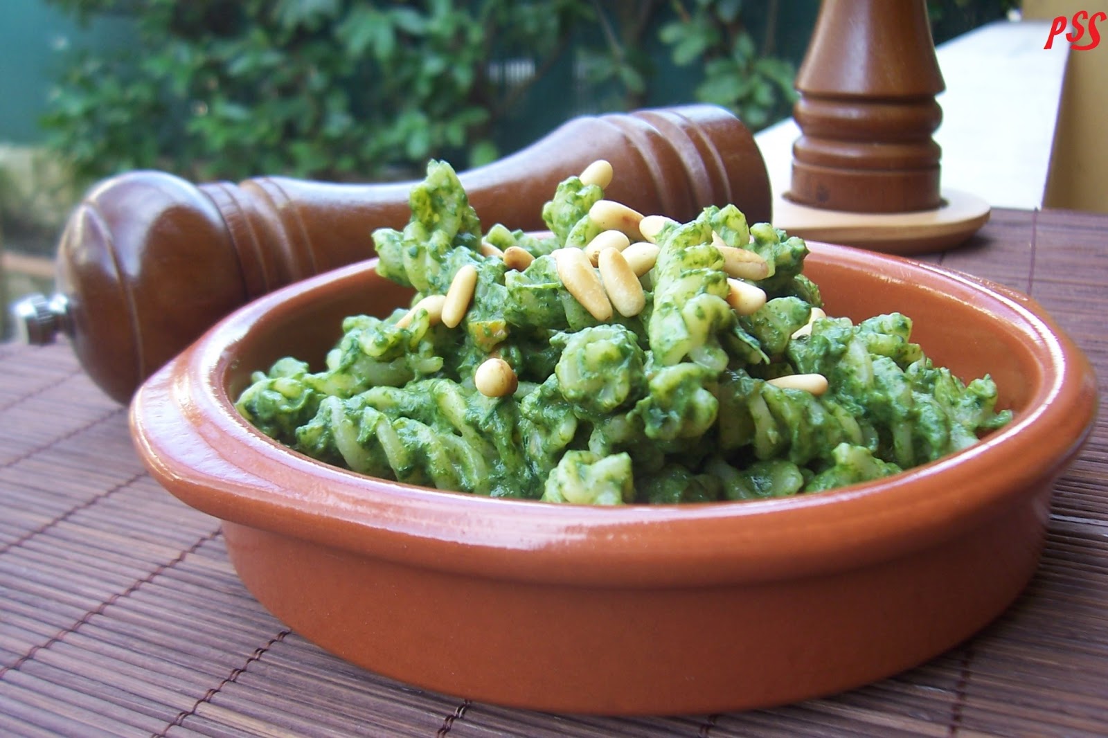 Pesto di spinaci e robiola con cascata di pinoli tostati da Piccanti ...