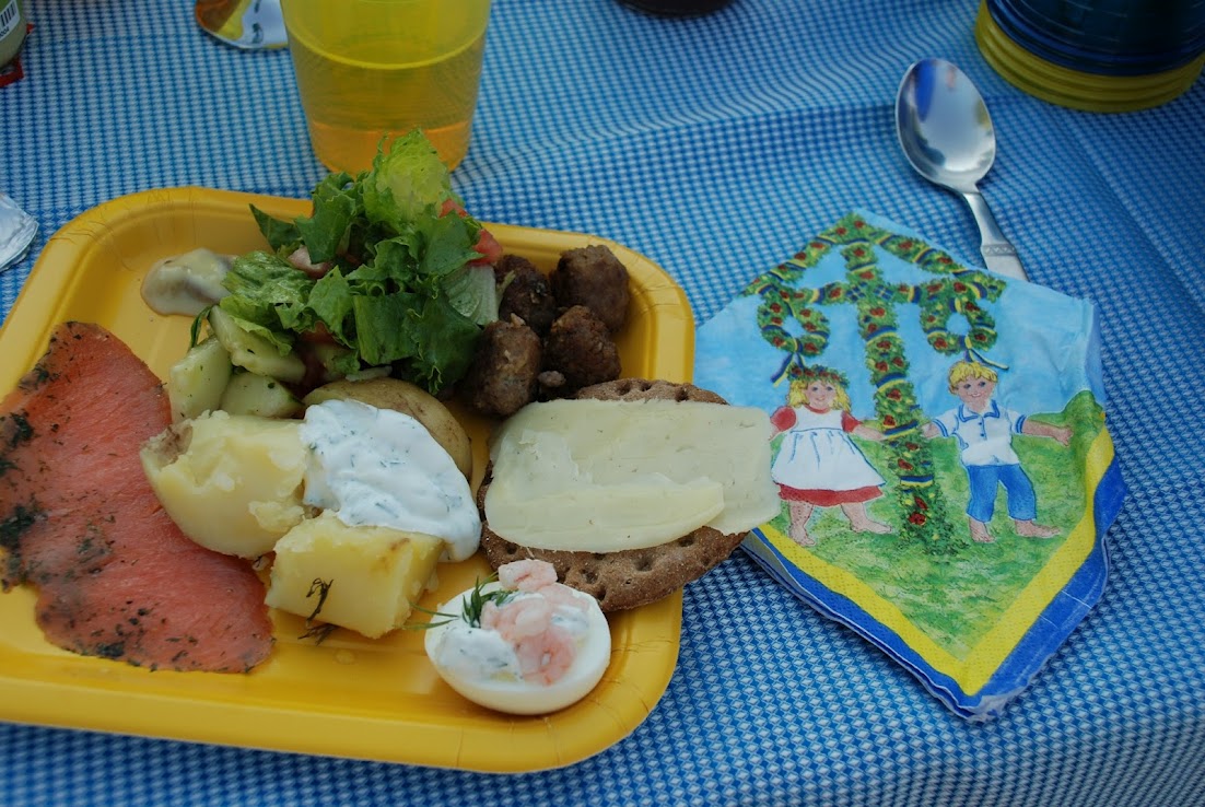 Sweet Dreams of Ribbons and Sprinkles: Midsommar - the table...the food!