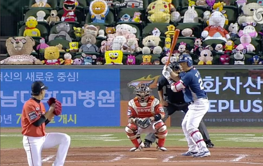 NickALive!: SpongeBob, Red Ranger & More Cheer on Players at KBO League ...
