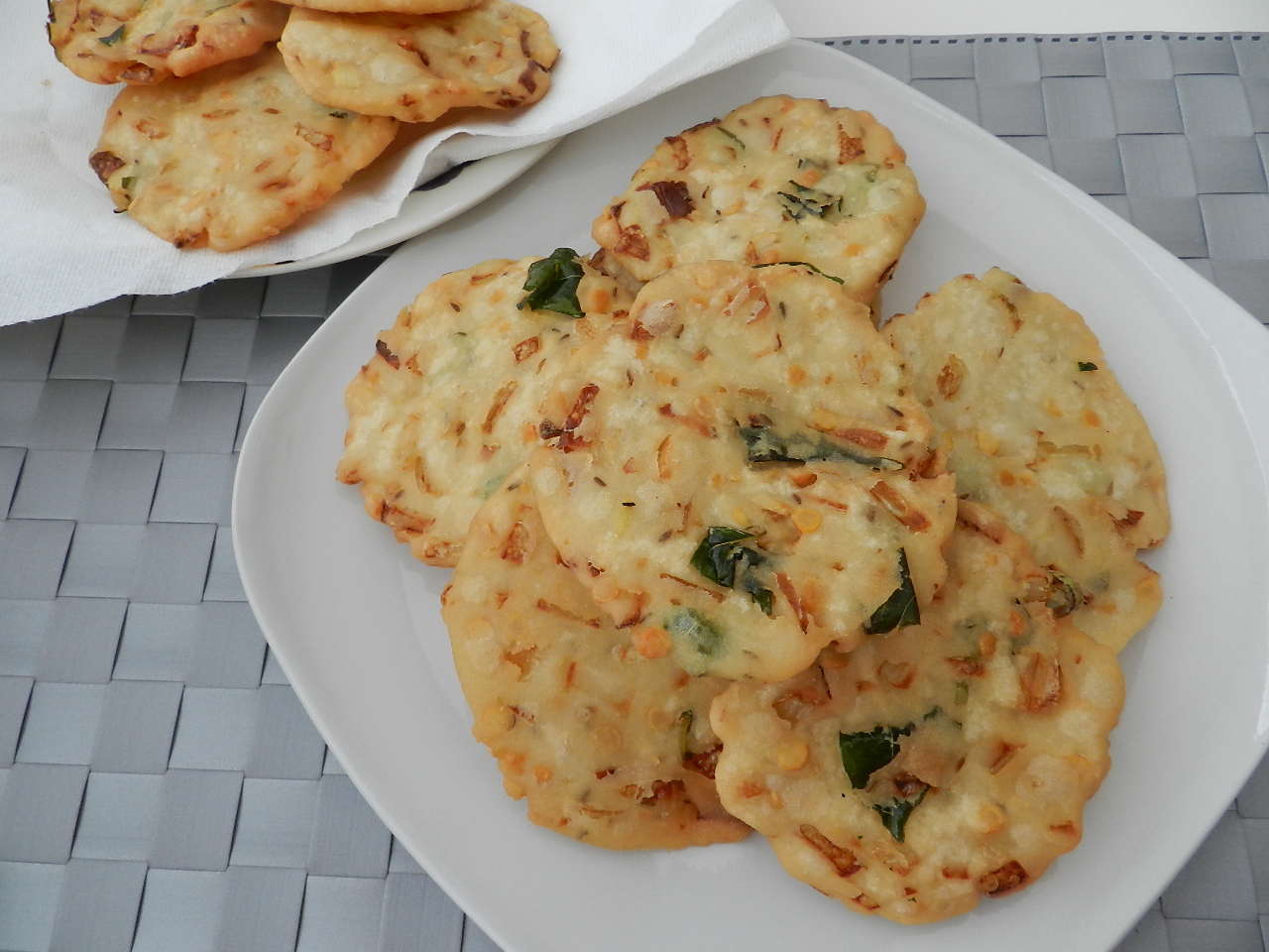 Raajis kitchen: Mandapati chekkalu/Tapala chekkalu/Thattai