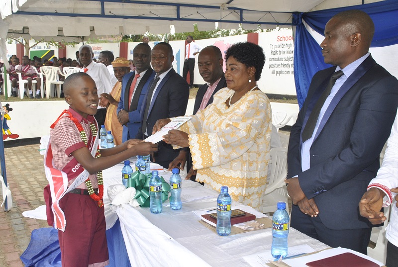 MWALIMU MKUU SHULE YA MSINGI YA MSAKUZI AICHANGIA SHULE YA AWALI NA ...