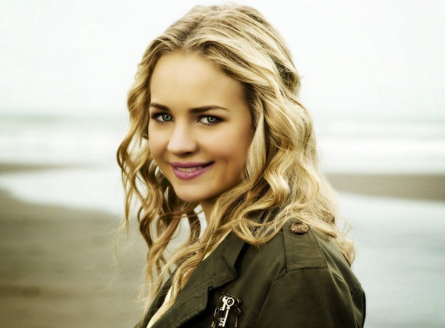 All News Image: Hot model Britt Robertson New hot picture photo gallery