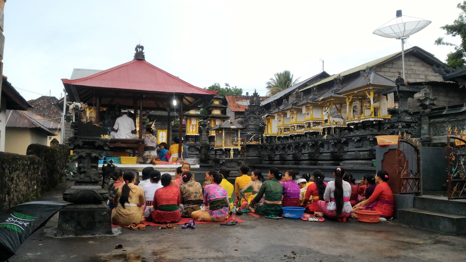 Umat Hindu Laksanakan Sembahyang Pagerwesi - Dewata News