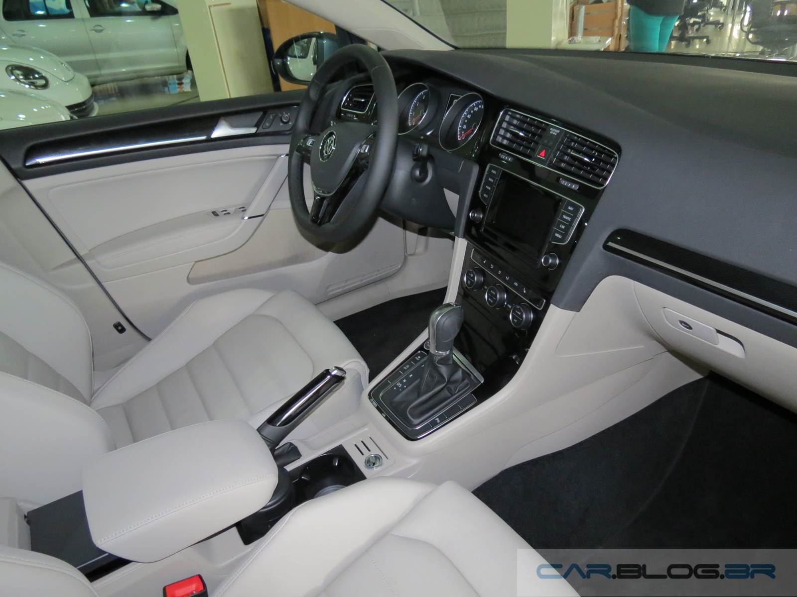 VW Golf 2015 Highline Exclusive: vídeo e detalhes internos