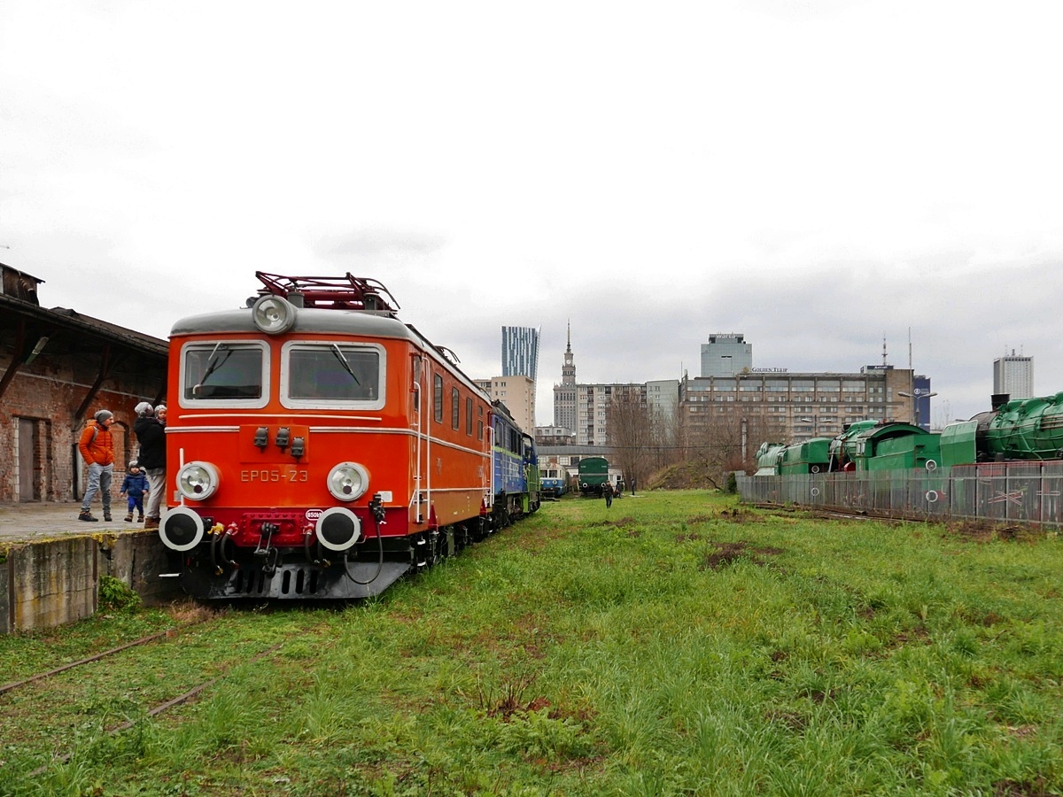 EP05-23 główną atrakcją Dnia Kolejarza w Stacji Muzeum | Torowy