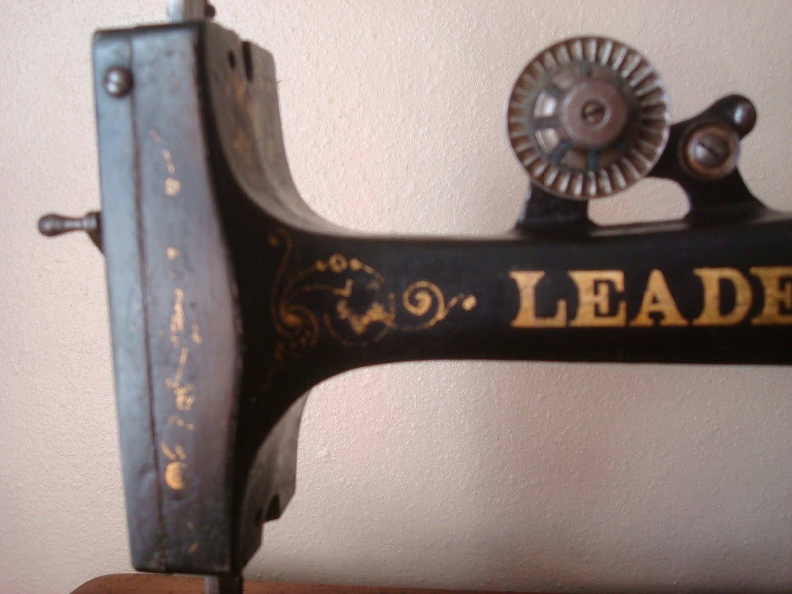 Because I say sew ;) : Hand Crank Sewing Machine