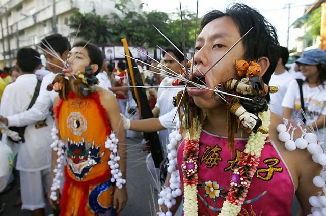 Tradisi mengerikan atraksi Debus di Banten - Tradisi Unik Di Indonesia