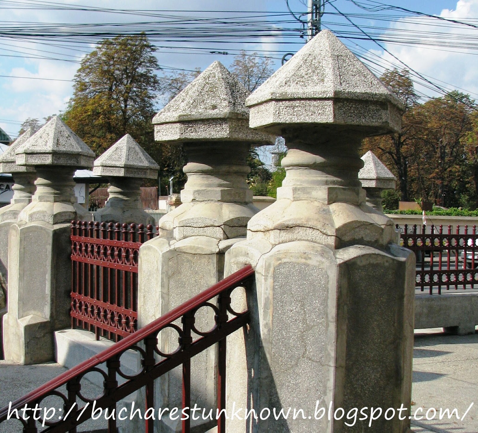 Unknown Bucharest: Spectacularii stalpi de gard ai bisericii Belu