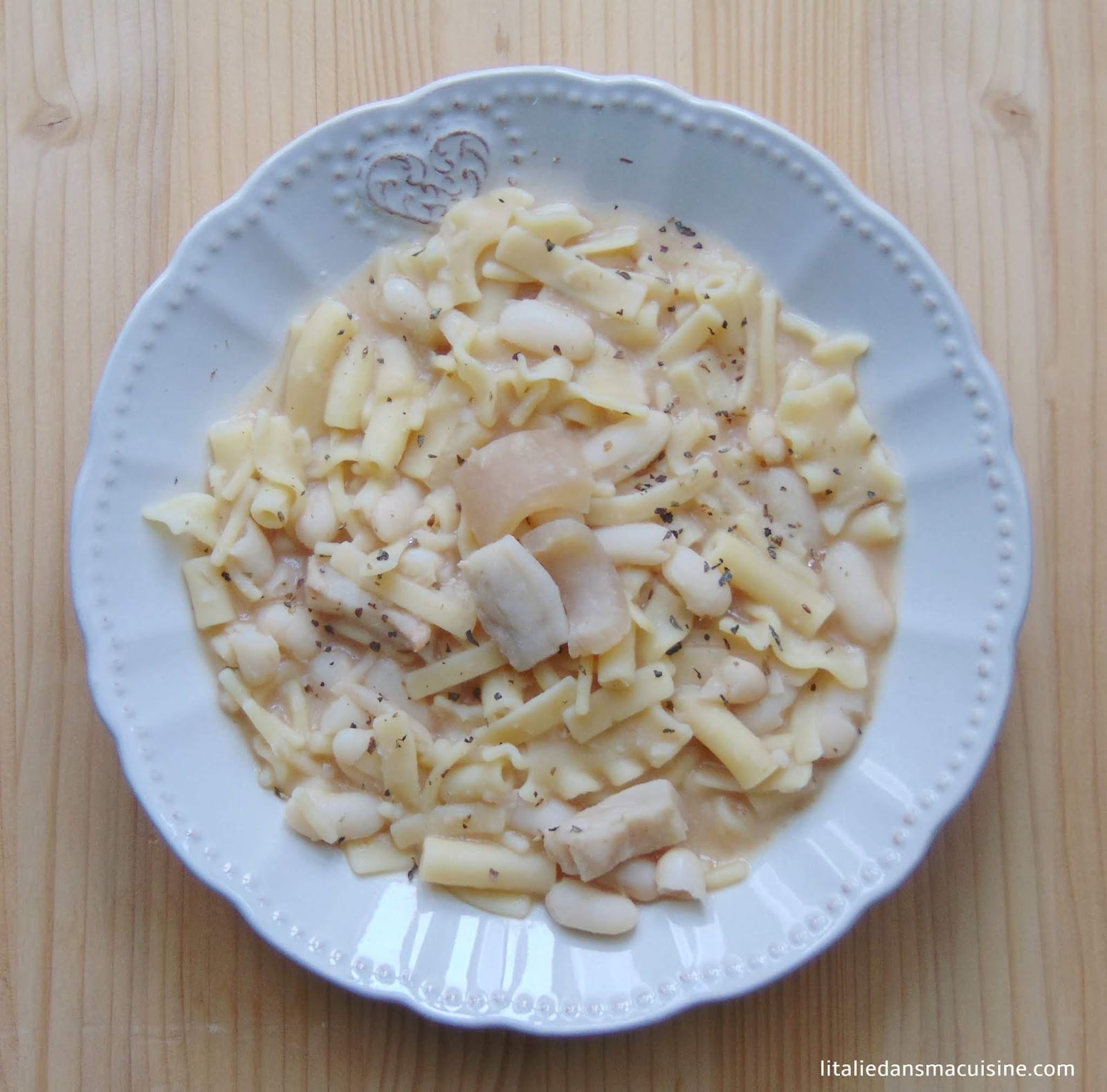 Pâtes aux haricots blancs et à la couenne de porc