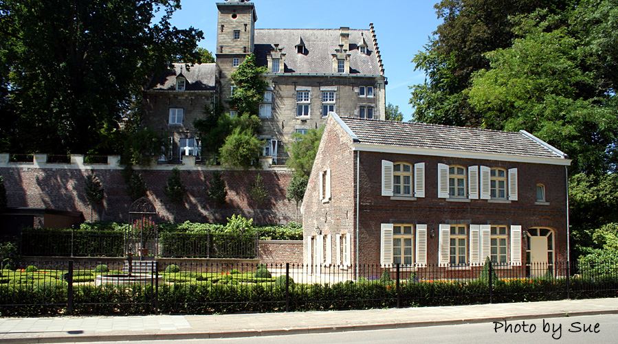 ANDRE RIEU FAN SITE THE HARMONY PARLOR: André Rieu Owns His Own Village ...