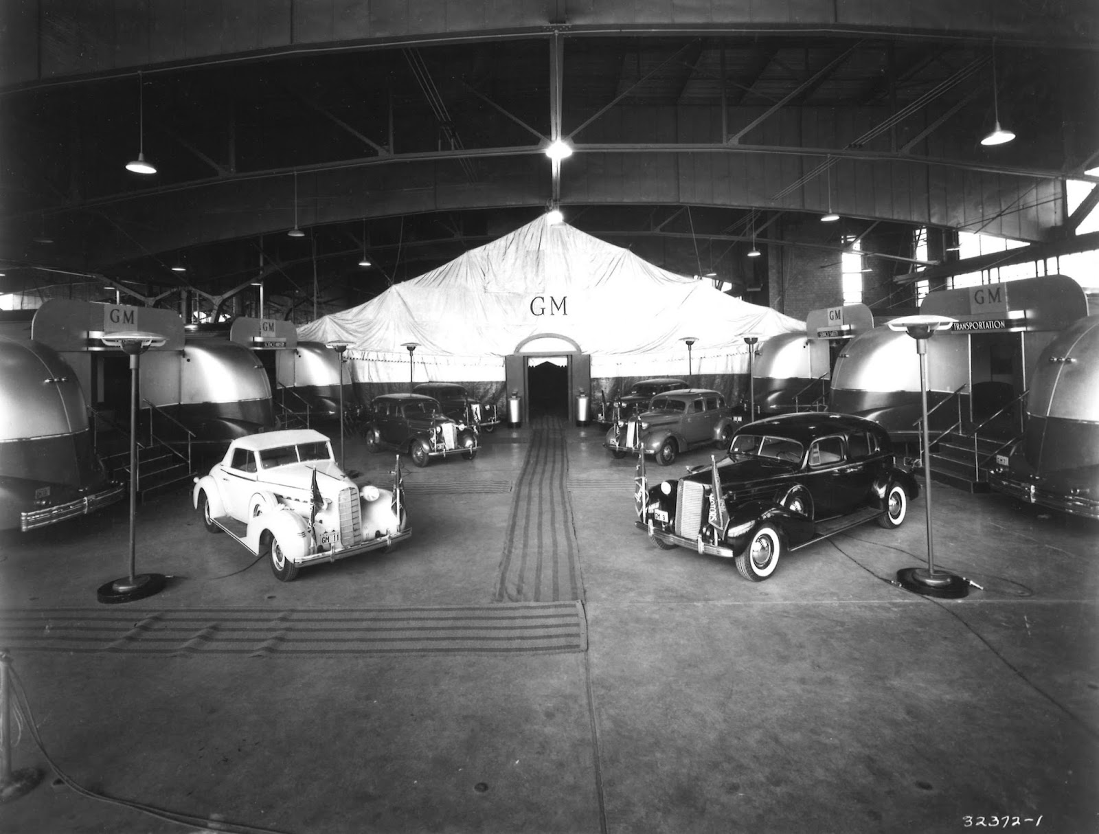 CARHUNTER : GENERAL MOTORS PARADE OF PROGRESS- FUTURLINER OR STREAMLINER?