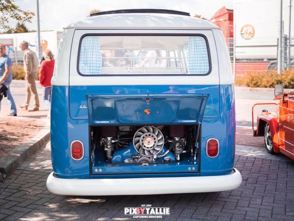 Kombi - Azul e Branco - Carro Luxuoso