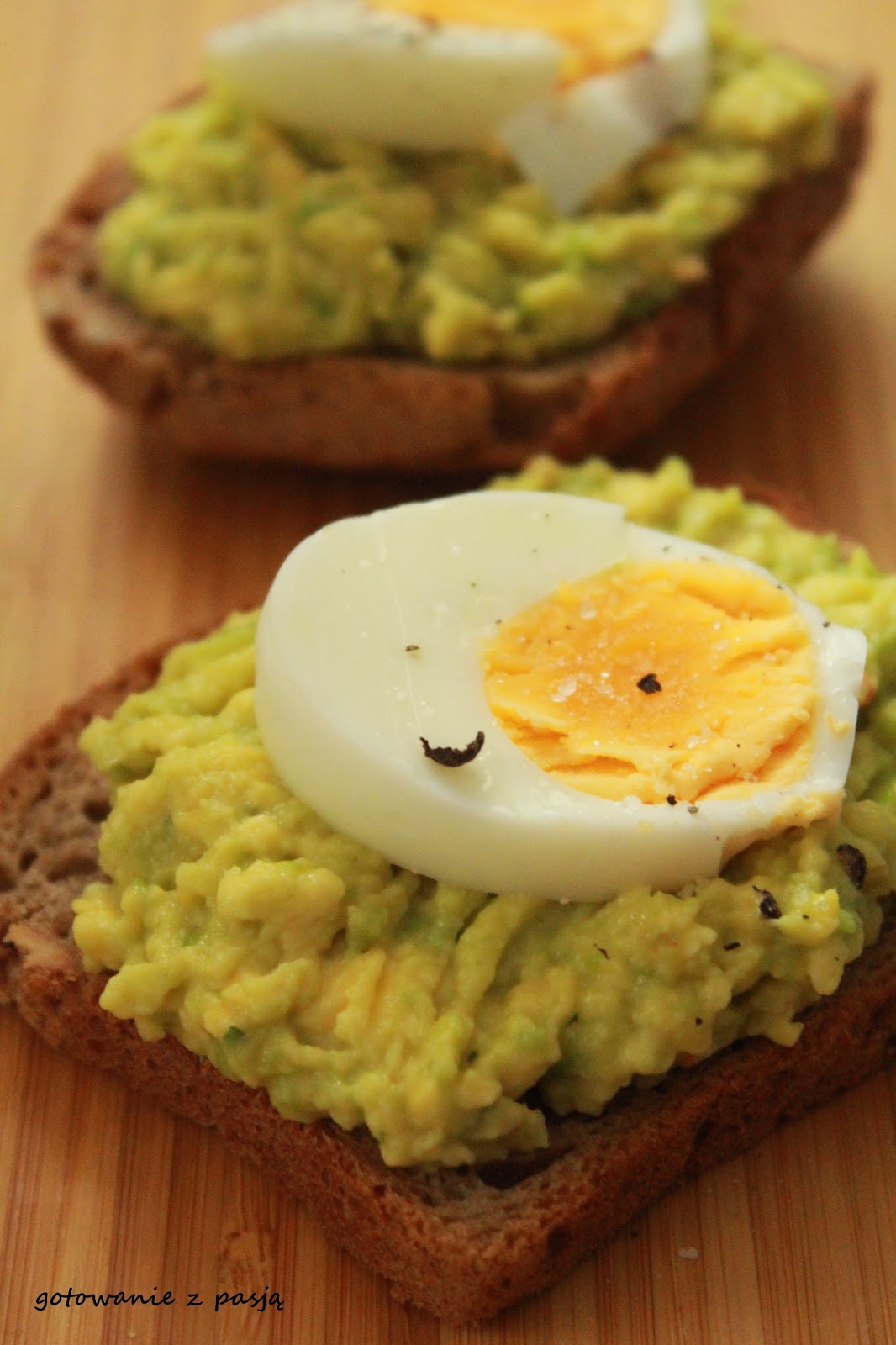 kanapka z awokado i jajkiem