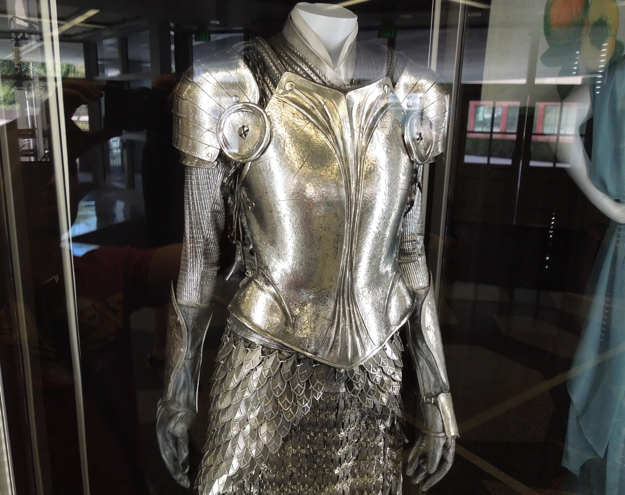 Hollywood Movie Costumes and Props: White Knight armour from Alice in ...