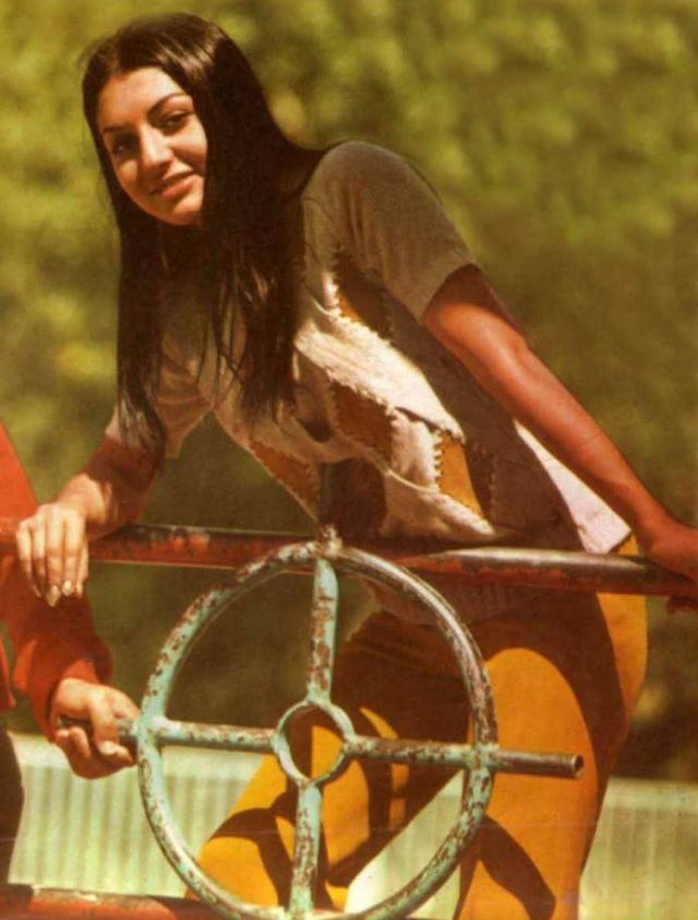 40 Fascinating Photographs of Googoosh, One of Iran's Biggest Pop Stars ...