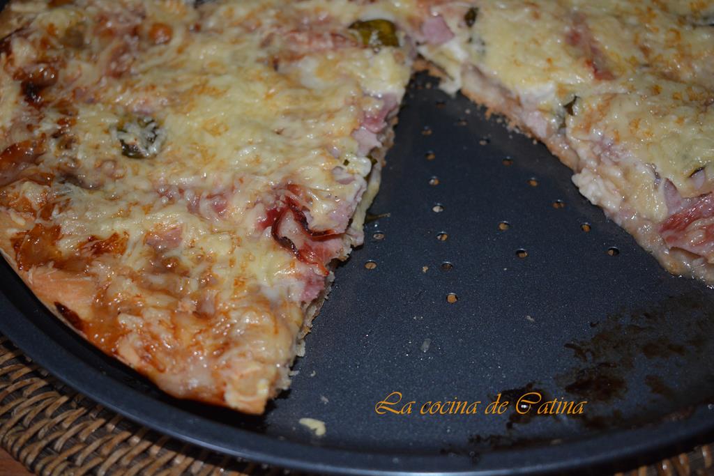 Pizza con cebolla caramelizada, jamón y mozzarella - La cocina de Catina