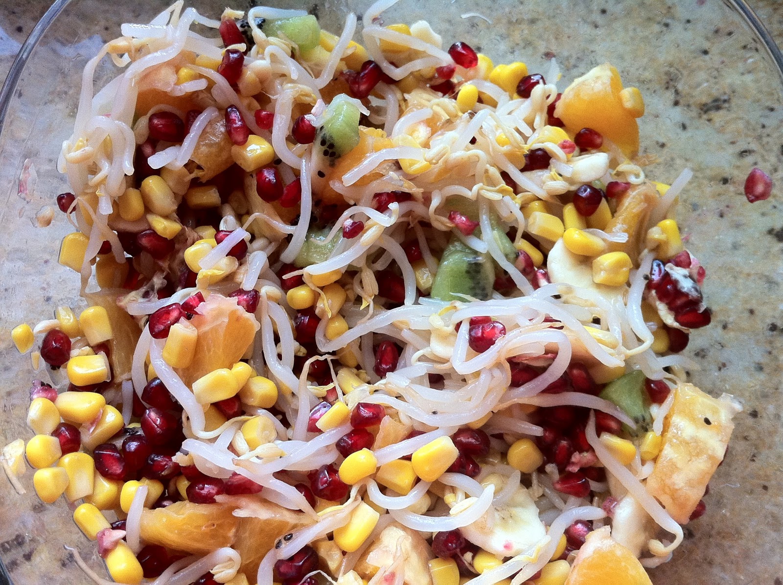 vegan and vain: Sałatka owocowa z kukurydzą i kiełkami fasoli mung