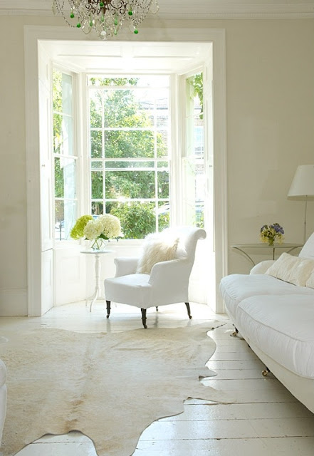 Simple Details: the key to mixing cream and white in decor and fashion...